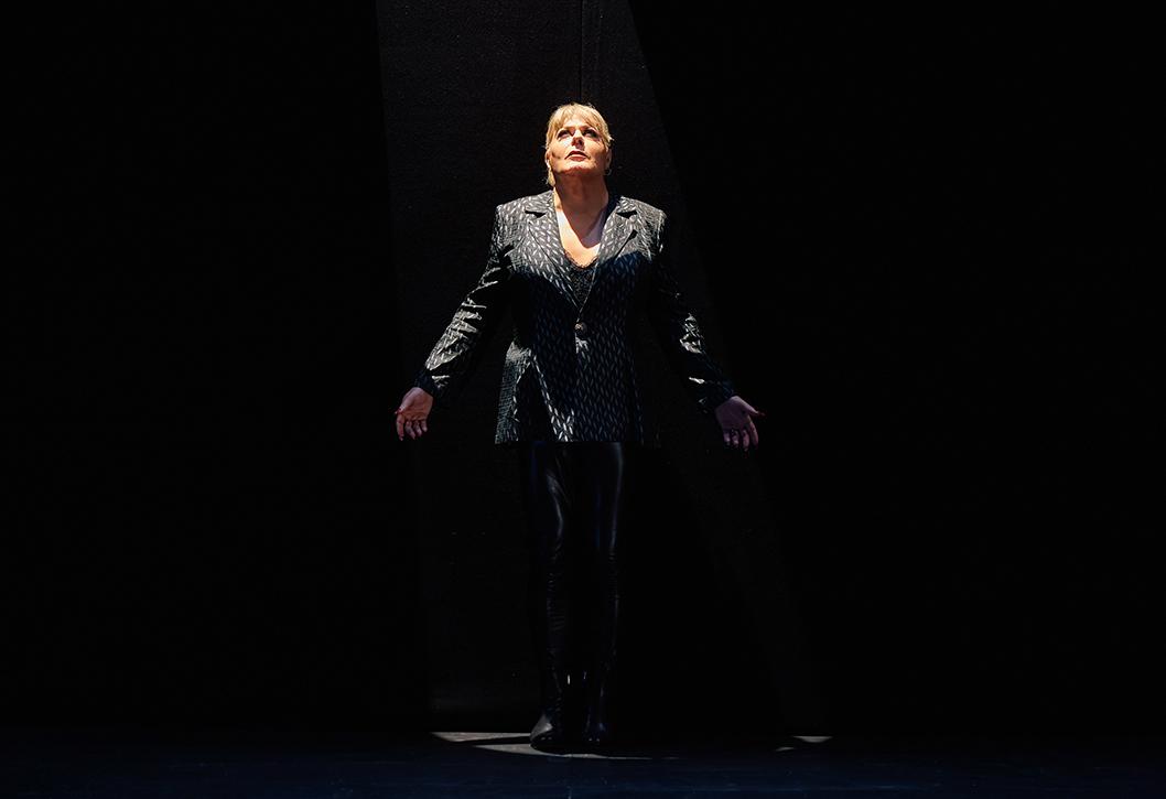 To see or not to see: Suzy Eddie Izzard’s one-man Hamlet | The Saturday ...